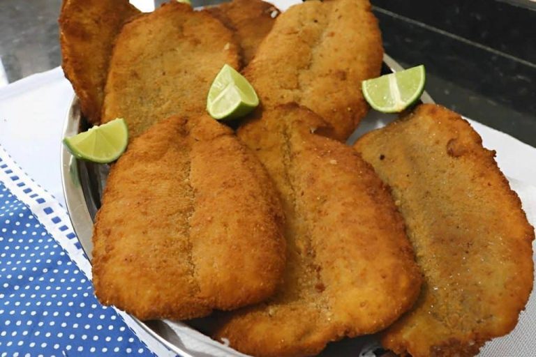 Filé de peixe frito crocante e sequinho empanado de um jeito simples e bem diferente - Receitas ...
